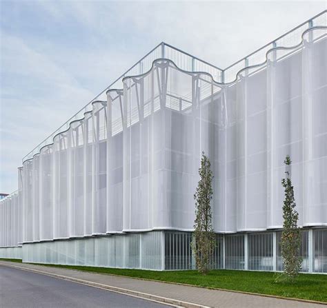 Textilfassade Aus Unterschiedlich Geformten Wellen