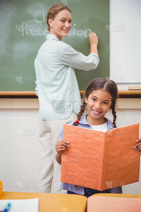 可爱的小学生在课堂上对着镜头微笑