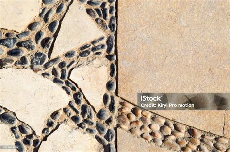 원형과 삼각형의 검은 회색 갈색과 흰색 자갈 콘크리트 조각과 타일의 질감 패턴에 배치 배경 0명에 대한 스톡 사진 및 기타