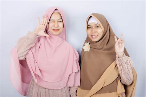 Foto Zum Thema Zwei Frauen In Hijabs Posieren Für Ein Foto