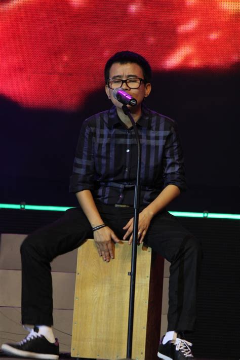 Bee T khoe khả năng chơi nhạc cụ trên sân khấu