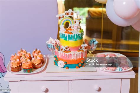 유니콘과 무지개 테마에 큰 케이크 판타지 스타일을 가진 아이들을위한 과자 무지개에 대한 스톡 사진 및 기타 이미지 무지개 실내 장식 파티 Istock