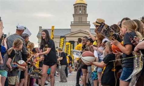 Social Media Reacts To Iowa Womens Basketballs First Trip To Final
