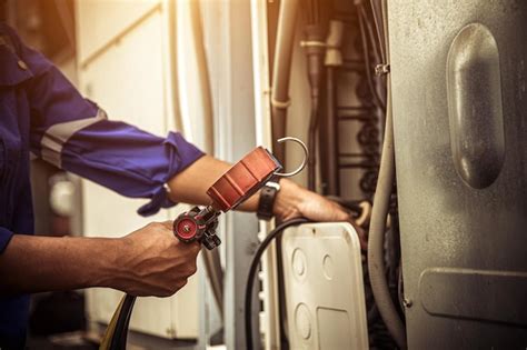 난방 및 공조 Hvac 시스템 서비스 기술자는 측정 매니폴드 게이지를 사용하여 덕트 청소 유지보수 실외 압축기 후 냉매를