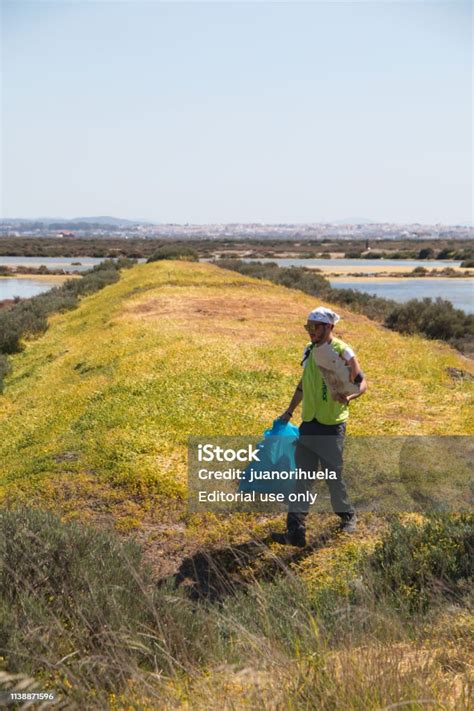 다 수의 자원 봉사자 들이 모여 쓰레기를 수집 하 고 생태 적 가치가 높은 자연의 영토 인 케 노 카라 스 콘 트레일에서 가방에 대한 스톡 사진 및 기타 이미지 Istock