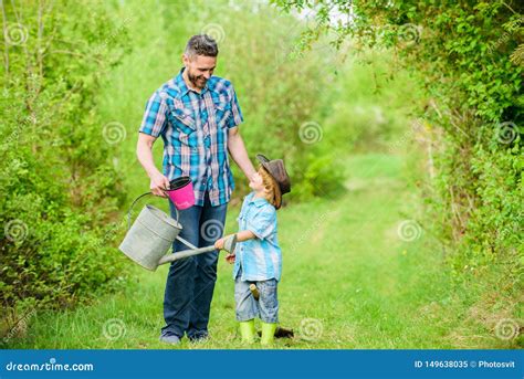 Gl Cklicher Tag Der Erde Nursering Stammbaum Eco Bauernhof Kleiner Jungenkinderhilfsvater Bei