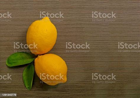 상단 보기 이미지 신선한 노란색 잘 익은 레몬 과일과 갈색 나무 테이블에 녹색 잎과 복사 공간 0명에 대한 스톡 사진 및 기타 이미지 Istock