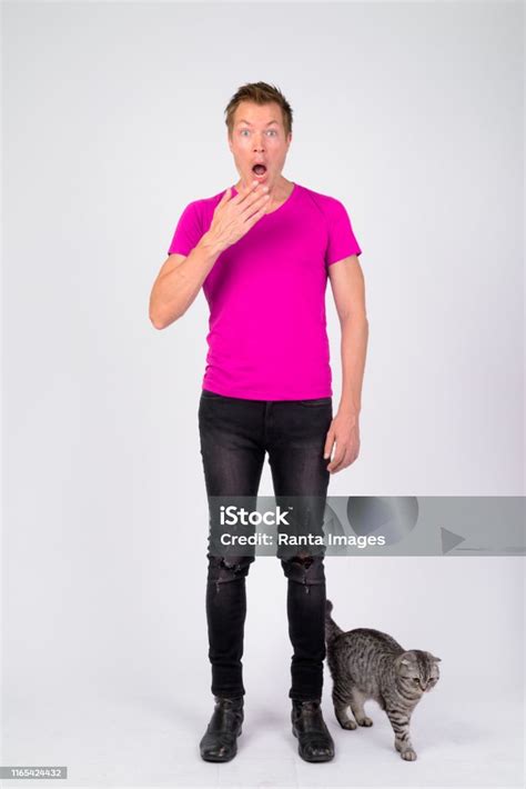 귀여운 고양이와 충격을 찾고 젊은 잘 생긴 남자의 전체 몸 샷 애완고양이에 대한 스톡 사진 및 기타 이미지 애완고양이 청년 성인 흰색 배경 Istock