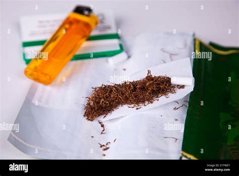 Rolling Tobacco Hi Res Stock Photography And Images Alamy