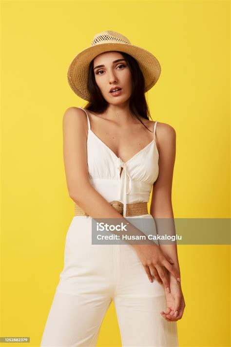 노란색 배경 앞의 흰색 드레스에 밀짚 모자를 쓴 아름다운 젊은 여성 20 29세에 대한 스톡 사진 및 기타 이미지 20 29세 개념 건강한 생활방식 Istock