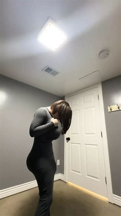 Un Cd Trans Sexy Fait De Lexercice Dans Un Legging Rose Moulant Avec