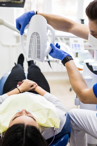 치과 진료소에서 치아를 희게 하는 소녀 환자 광 중합체 조성 물로 Uv 램프를 미 백 치아 건강관리와 의술에 대한 스톡 사진 및 기타 이미지 Istock