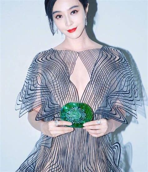 范冰冰穿3d打印裙参加活动美到窒息，却因为一个细节遭来群嘲