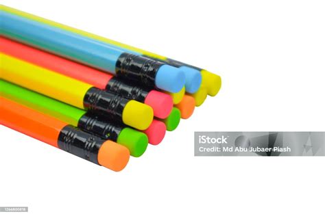 다양한 색상의 나무 연필 크레용으로 만든 멋진 삼각형 모양의 패턴 0명에 대한 스톡 사진 및 기타 이미지 0명 가까운 개념 Istock