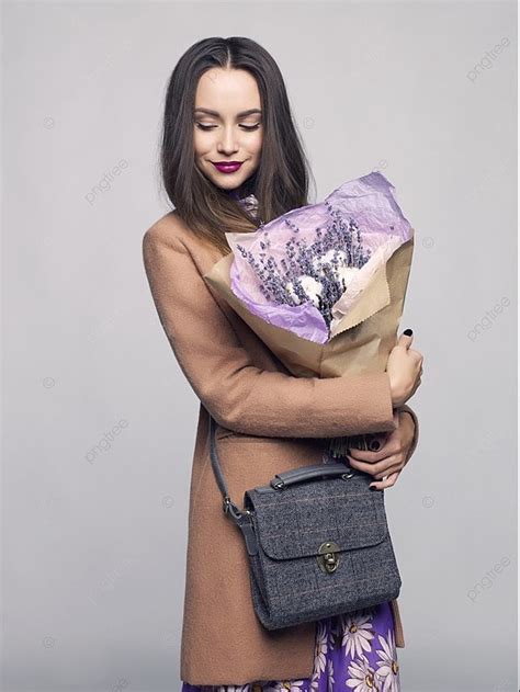 세련된 젊은 여성 베이지색 코트의 패션 스튜디오 사진 배경 및 무료 다운로드를위한 그림 Pngtree