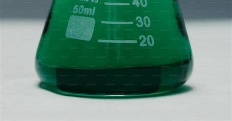 흰색 테이블 위에 녹색 액체로 채워진 비커 사진 Unsplash의 녹색 액체 이미지