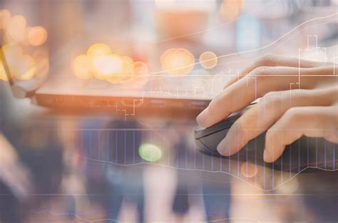 기술 비즈니스 및 작업 개념 키보드와 노트북을 사용 하 여 여성의 손을 닫아 두 번 노출 하는 블러 사람들 보케 빛 배경 얕은 피사계 심도 빈티지 톤 필터 색상 스타일입니다