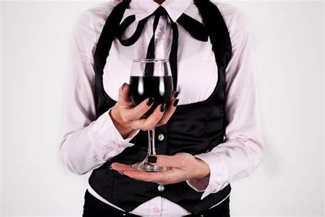 넥타이 흰색 배경에 고립 된 레드 와인 글라스를 들고와 우아한 여자 검은색에 대한 스톡 사진 및 기타 이미지 검은색 결정체 고딕 양식 Istock