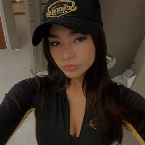 Clara Claraxasiannn • Threads Say More