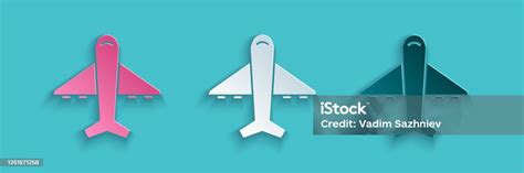 파란색 배경에 격리된 평면 아이콘을 용지 잘라냅니다 비행 비행기 아이콘 여객기 기호 종이 아트 스타일 벡터 일러스트레이션 3차원