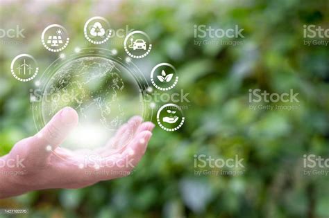 손에 Esg 아이콘 개념 손에 재생 가능한 환경 남자 자연 지구 사회 및 거버넌스 Sg는 녹색 배경에서 네트워크 연결에서 지속 가능한 비즈니스 개발에 대한 스톡 사진 및