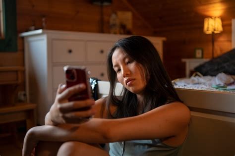 중간 샷 십 대 소녀 숙취 의식 무료 사진