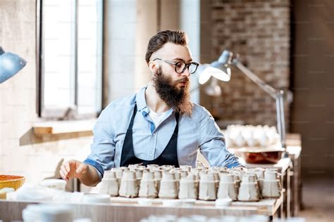 도자기 가게의 작업장에서 세라믹 공작물로 작업하는 잘생긴 수염 난 남자 사진 Unsplash의 우크라이나 이미지