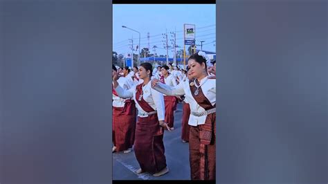 นางรำหนึ่งหมื่นชีวิต รำในงาน วันพระคุณรำลึก พระยาสังฆะบุรีศรีนครอัจจะ อ สังขะ จ สุรินทร์ เมื่อปี