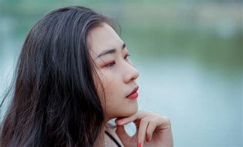 무료 이미지 흐림 흐린 배경 닫다 얼굴 여자 초점 소녀 잔디 옥외 공원 사람 사진 촬영 예쁜 붉은 입술 어린 아름다움 피부 인간의 머리