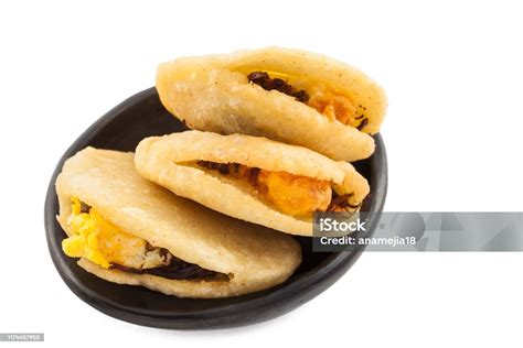아레파 데 휴에보 흰색 배경에 검은 세라믹 접시에 계란과 잘게 썬 고기로 가득 한 전통 콜롬비아 튀김 아레파 0명에 대한 스톡 사진 및 기타 이미지 Istock