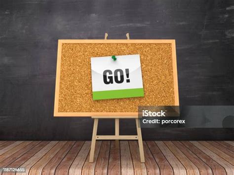 Go와 이젤 코르크 보드 프레임의 달력 칠판 배경 3d 렌더링 3차원 형태에 대한 스톡 사진 및 기타 이미지 3차원 형태 가정의 방 결정 Istock