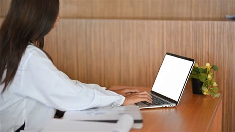 아시아 젊은 사업가 또는 노트북 키보드에 입력 하는 보조 20 24세에 대한 스톡 사진 및 기타 이미지 20 24세 공란 노트북 Istock