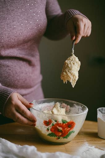 제빵 재료 밀가루 나무로 되는 숟가락 회전 핀 계란 여자 손 반죽 신선한 반죽 굴리기에 대한 스톡 사진 및 기타 이미지