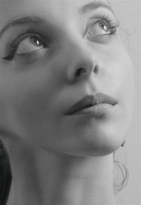 감정적인 강력한 고요한 교활한 그레이스케일 깊이 내성적 인 눈 디테일 명상 적 몽환 미니멀리스트 미술 민감한 부드러운 조명 블랙 앤 화이트 사색