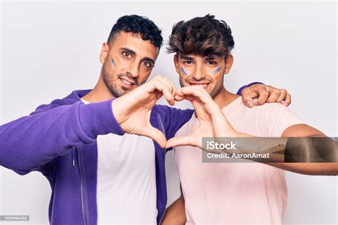 젊은 게이 커플 그림 무지개 Lgtbq 플래그 에 얼굴 미소 에 사랑 하 고 심장 기호 모양 과 손으로 로맨틱 한 개념 남자에 대한 스톡 사진 및 기타 이미지 Istock