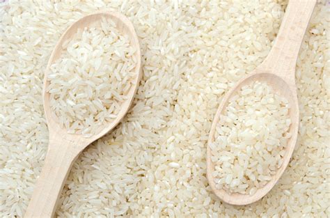 나무 숟가락에 광택 흰 쌀 긴 곡물 쌀과 둥근 곡물 쌀 배경입니다 0명에 대한 스톡 사진 및 기타 이미지 0명 거친