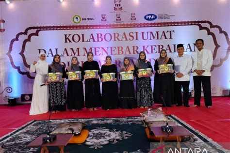 Ipip Serahkan Santunan Kepada Kaum Dhuafa Antara News Jawa Timur