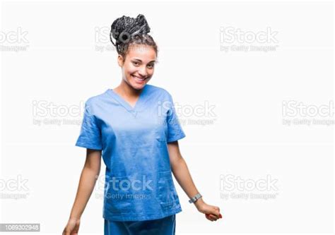 얼굴에 행복 하 고 멋진 미소와 함께 고립 된 배경 위에 꼰된 머리를 젊은 아프리카계 미국인 여자 전문 간호사 운이 좋은 사람 간호사에 대한 스톡 사진 및 기타 이미지