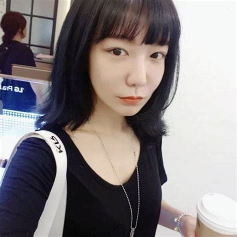 신소율 시선끄는 미모 눈길 백옥 피부 검은색 머리 청순미 뿜뿜