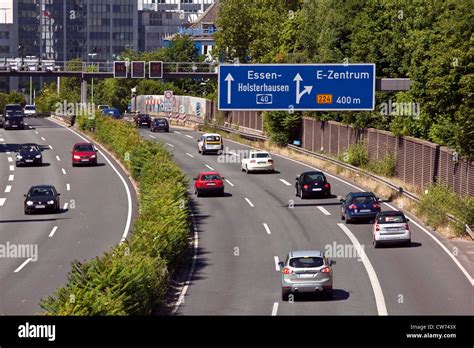 Autobahn A40 Essen Ruhrgebiet Nordrhein Westfalen Deutschland