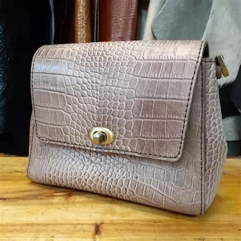 خرید و قیمت کیف چرم طبیعی زنانه دوشی کاملا دست دوز از غرفه چرم داریو