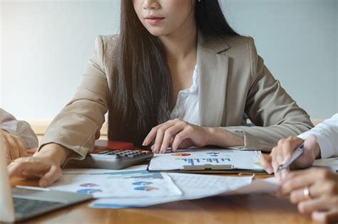 비즈니스 사람들 회의 디자인 아이디어 개념입니다 나무 책상에 노트북 컴퓨터를 가르키고 투자자 다양 한 브레인스토밍의 그룹 경제에 대한 스톡 사진 및 기타 이미지 Istock