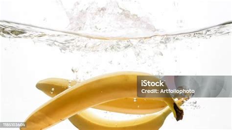 흰색 배경에 대한 맑은 물에 떨어지는 바나나의 클로즈업 아름다운 이미지 공기 가루 거품과 물 튀김의 많은 건강한 생활방식에 대한 스톡 사진 및 기타 이미지 Istock