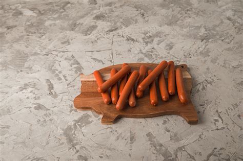 나무 판에 생 소시지 클로즈업 및 복사 공간 요리용 삶은 소시지 건강한 식생활에 대한 스톡 사진 및 기타 이미지 건강한