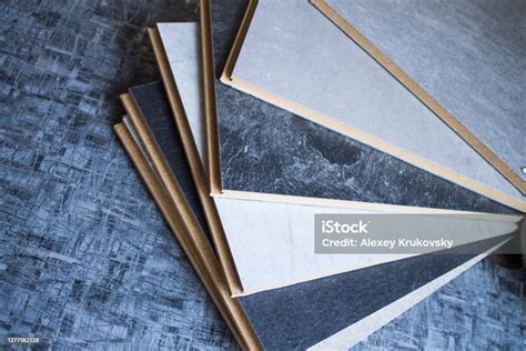 박 층 으로 이루어지는 라미네이트 와 마루판의 샘플 절단 및 누워 바닥 타일에 대한 스톡 사진 및 기타 이미지 타일 0명