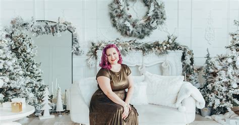 긴 황금빛 올리브 색 드레스를 입은 아름다운 젊은 백인 플러스 사이즈 모델 여자는 크리스마스 또는 새해 겨울 전통 휴일을