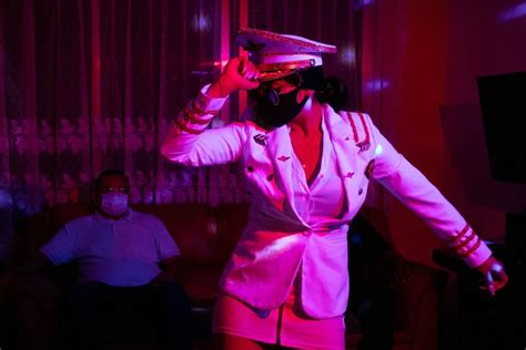 La Vida Nocturna Se Adapta A La Pandemia Así Es El Table Dance A