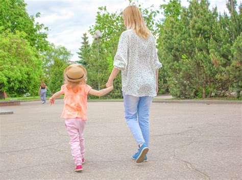 Mutter Tochter Spazieren Bilder Kostenloser Download Auf Freepik