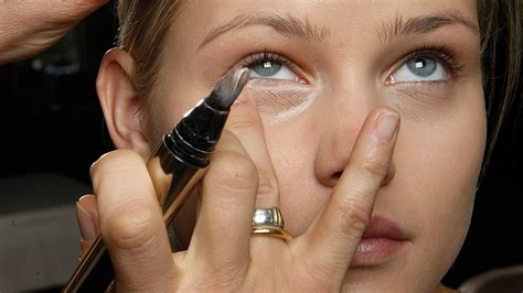 Prevent Makeup Creasing Under Eye