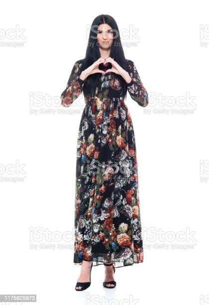 전체 길이 1 인 정면 2029세 성인 아름다운 백인 젊은 여성 여성 앞에 서 있는 흰색 배경 복장 을 입고 사랑감정 시원한 태도 20 29세에 대한 스톡 사진 및 기타